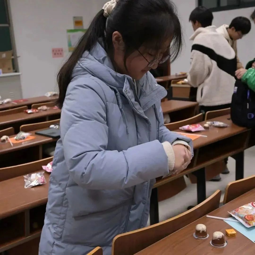 21法二班举办“向阳携行 共创未来”班级心理活动-法学院